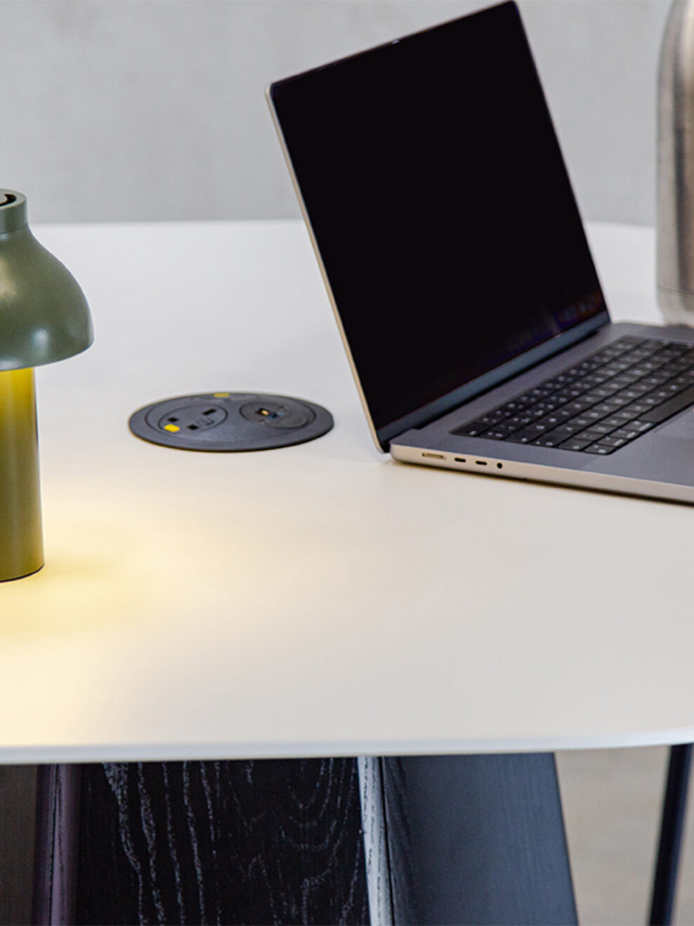 Isle Ash Table | Collaboration Tables | Frovi